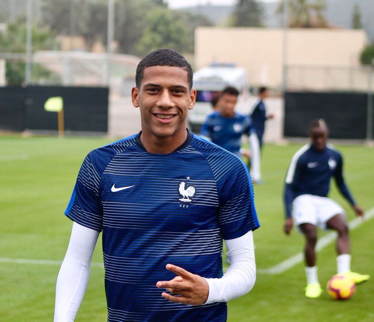 Barcelona anuncia a contratação de Todibo, zagueiro francês de 19 anos ...