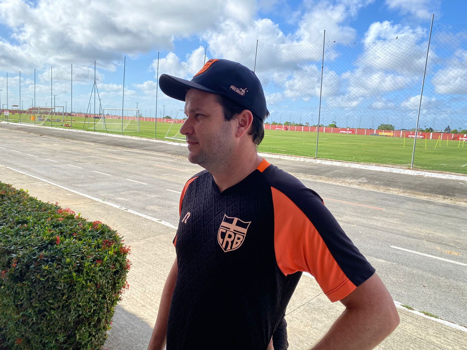 Zagueiro Gustavo Henrique sofre torção durante treino e está fora da ...