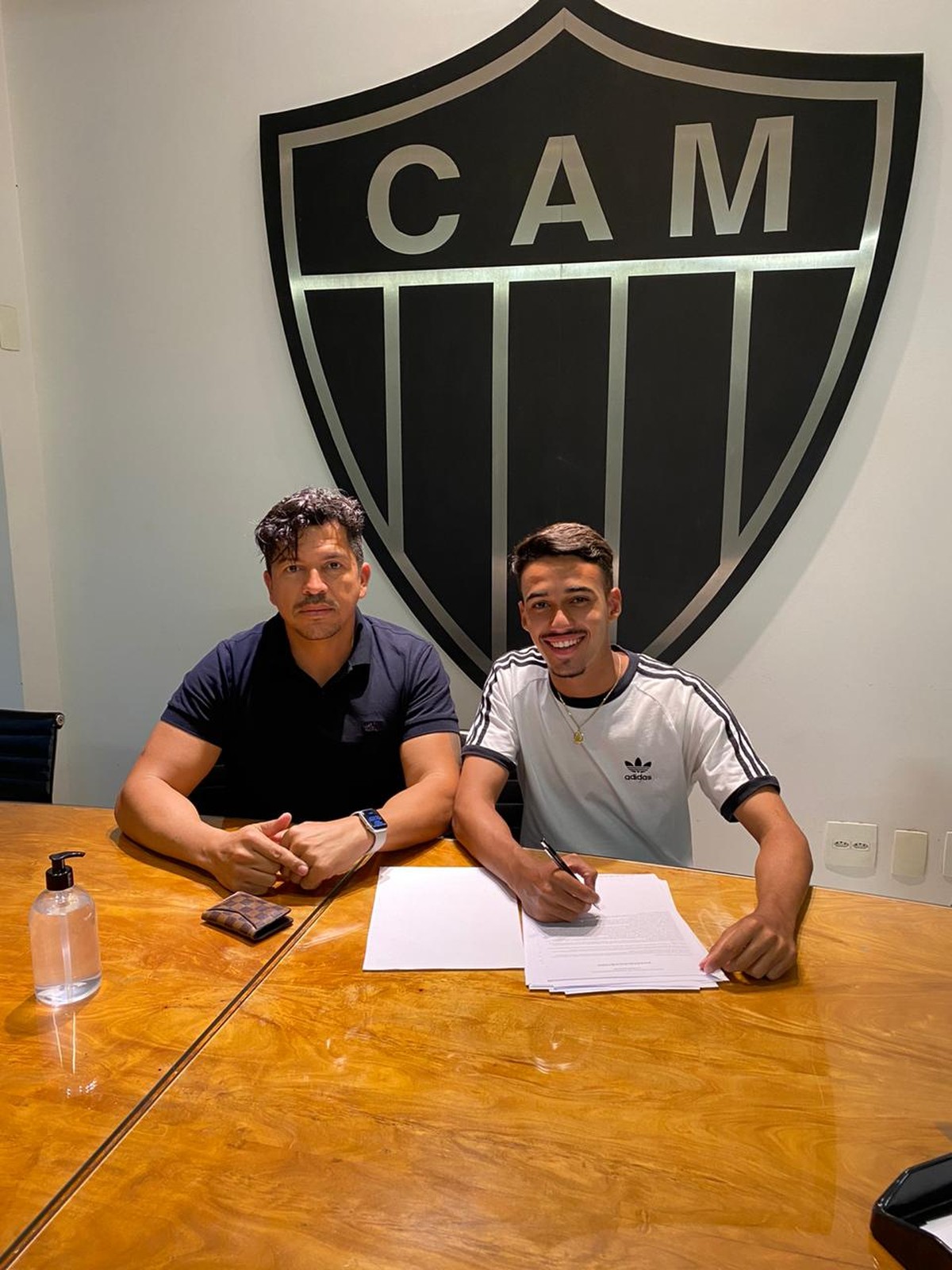 Mais um selecionável da base do Atlético-MG, Caio Ribas assina primeiro contrato profissional