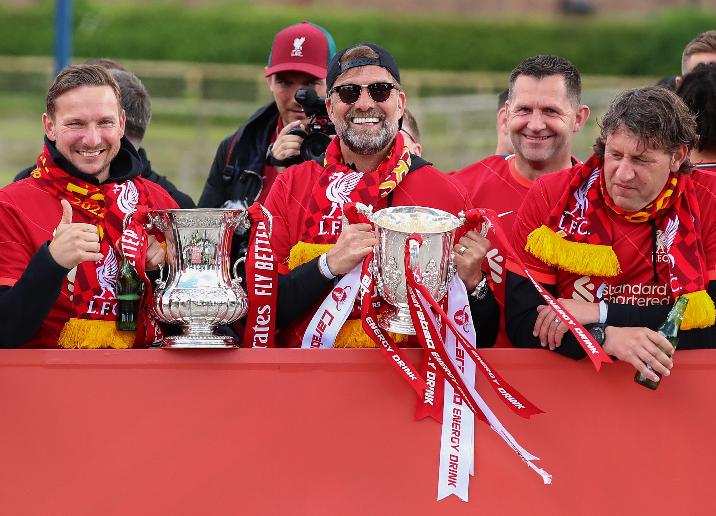 Após derrota na Champions, Liverpool faz desfile em casa com milhares ...