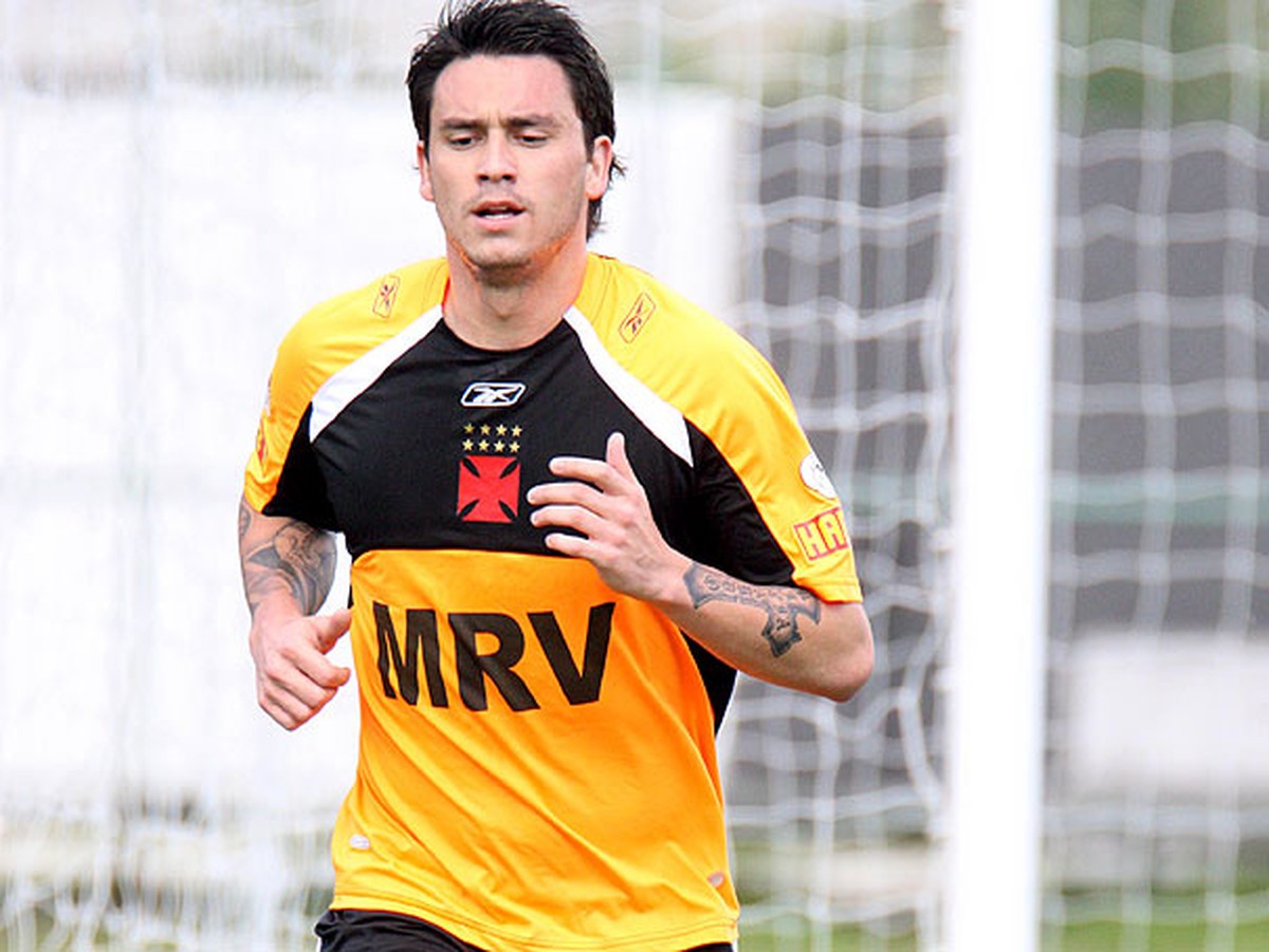 Chance perdida, homenagem a Astori e elogios a Vaz: Pinilla reencontra o Vasco