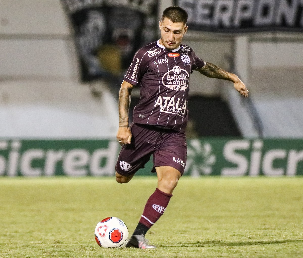 Autor de passe para gol anulado, Thomaz vê Ferroviária superior e ...