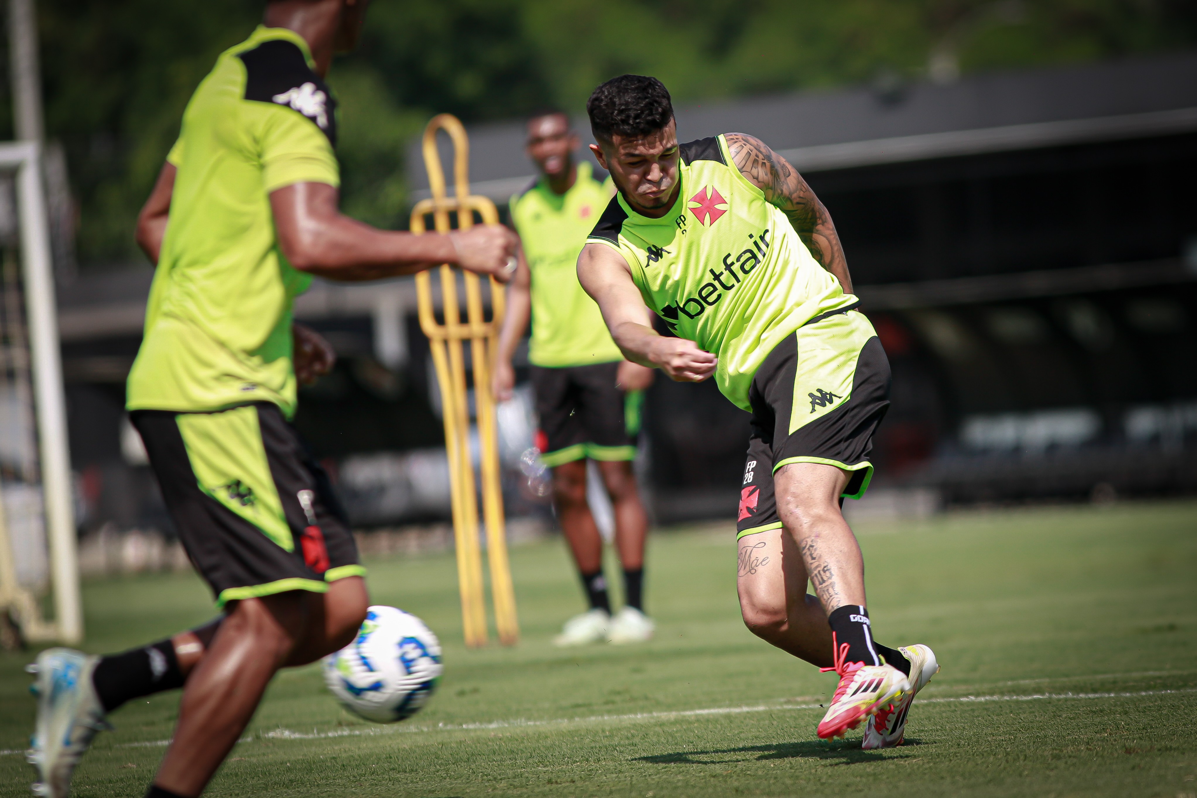 Adson e Coutinho treinam no campo e aumentam chances de serem relacionados para Vasco x Sport | Ge