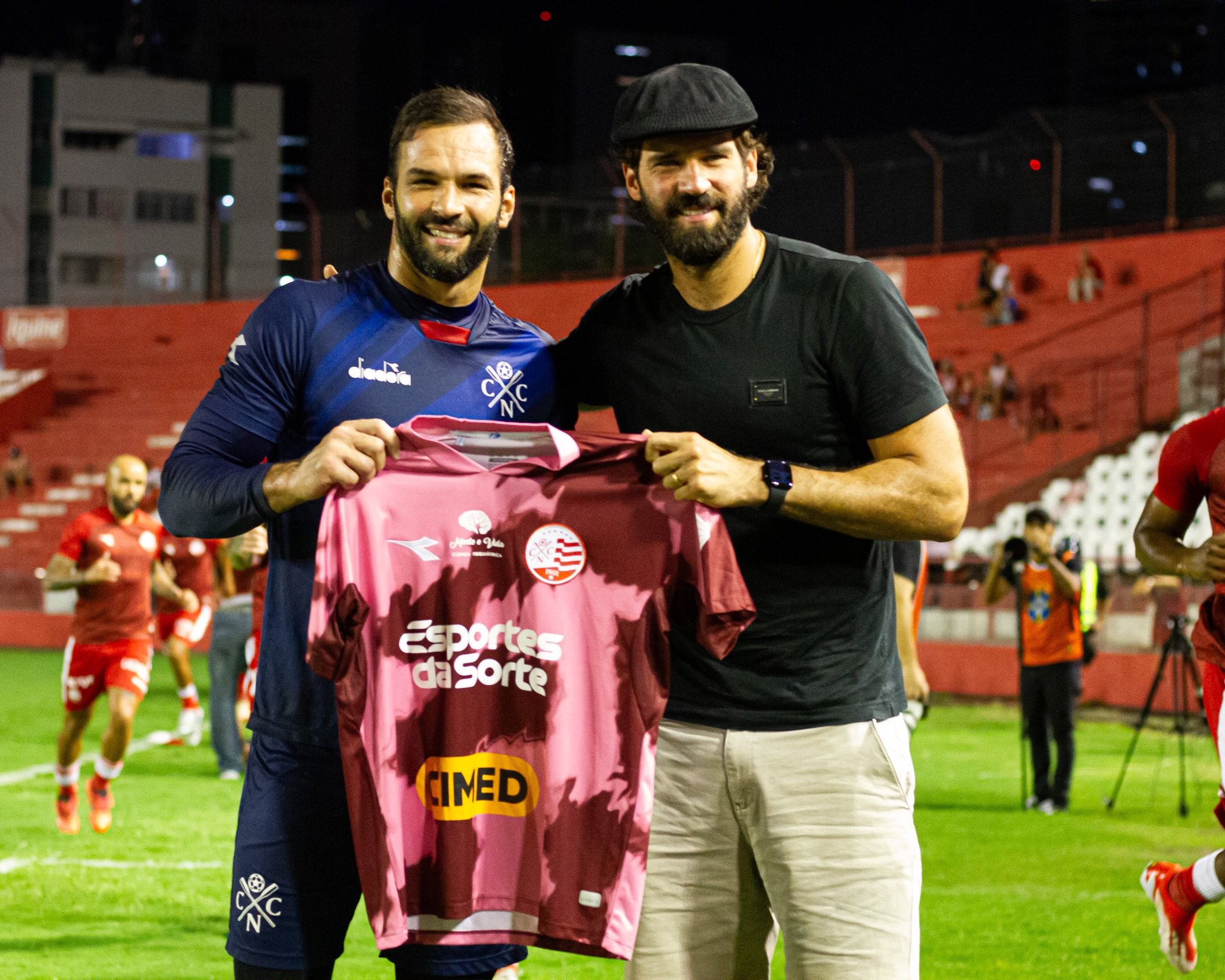 Goleiro da Seleção, Alisson acompanha jogo do irmão na Série C | Ge