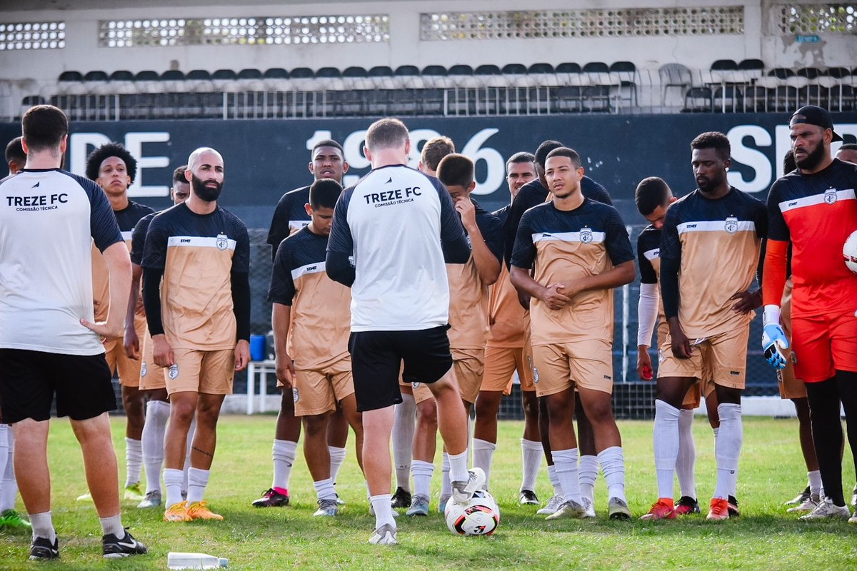 Treze lida com os problemas no meio de campo enquanto busca a primeira ...