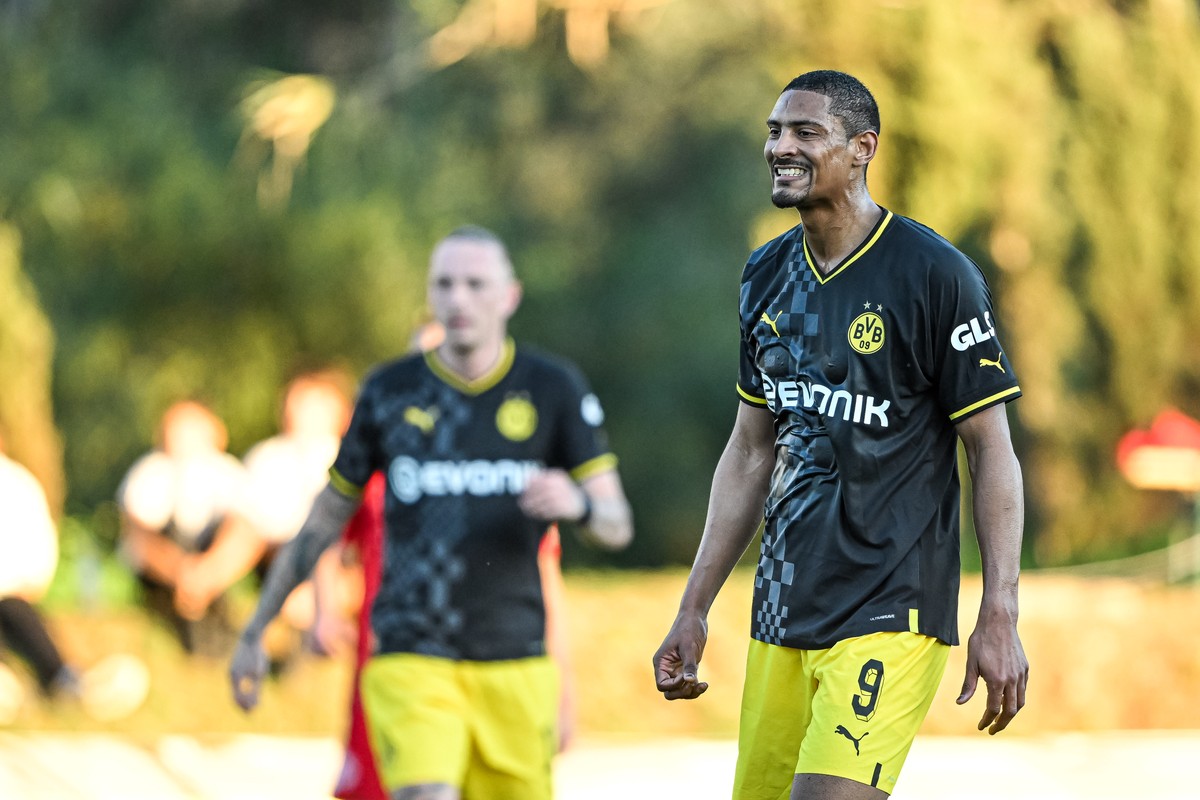 Após tratamento contra tumor, Haller celebra volta aos gramados ...