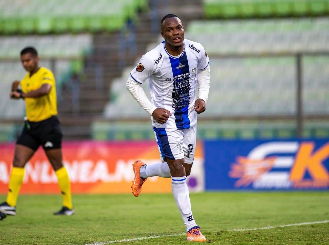 Cria da base do Grêmio vira artilheiro na Venezuela; veja quem é | Ge