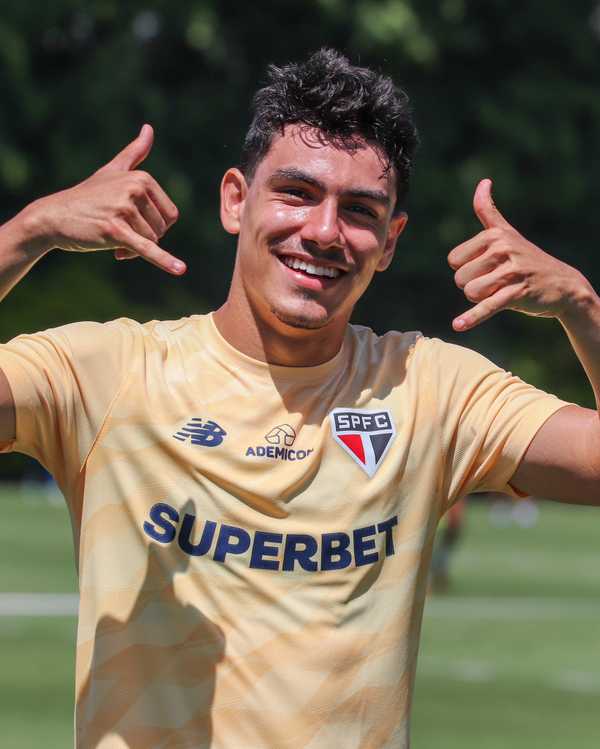 Moreira vê brecha e se coloca como opção para a lateral esquerda do São ...