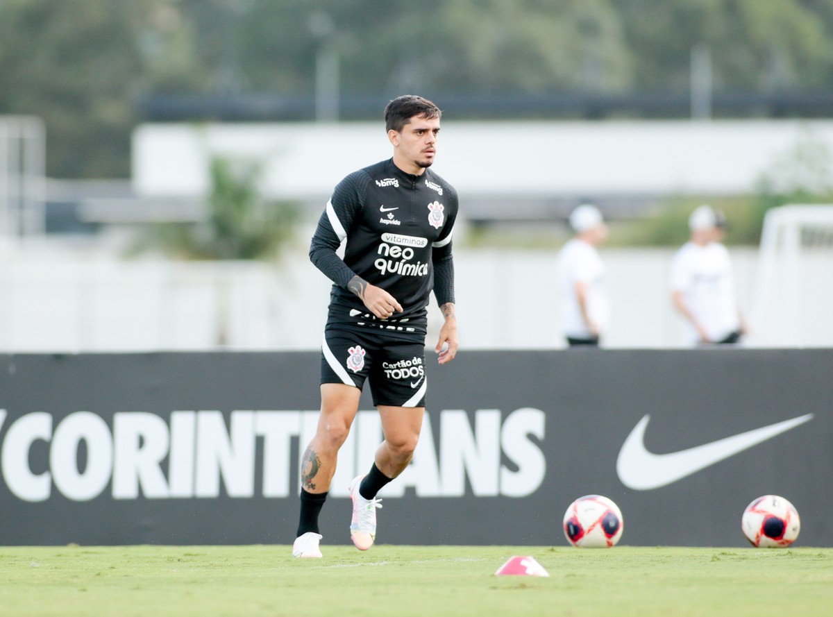 Fagner volta a treinar com bola, e Mancini comanda treino tático no ...