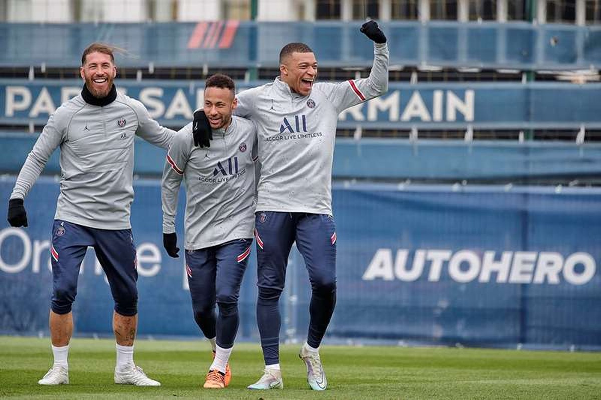 Mbappé tira onda e mostra toda sua habilidade em treino do PSG; veja ...
