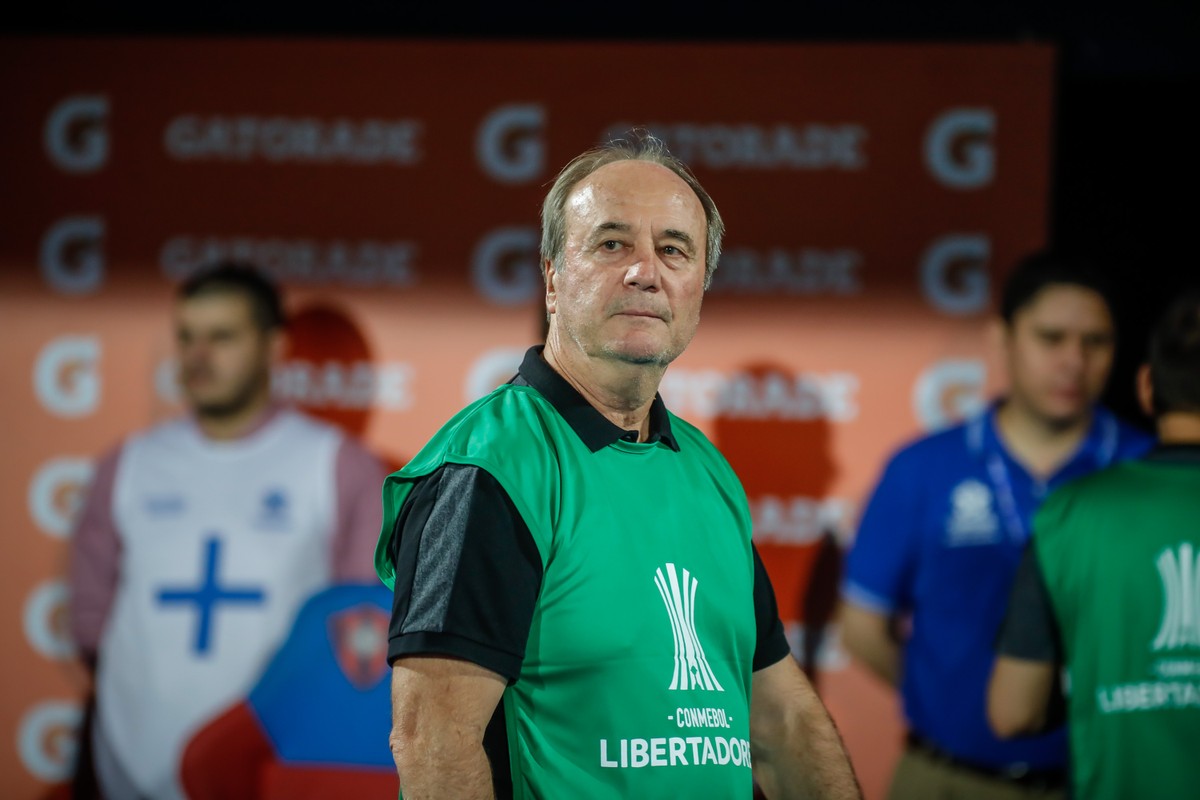 Levir vê críticas exageradas e diz acreditar na classificação do ...