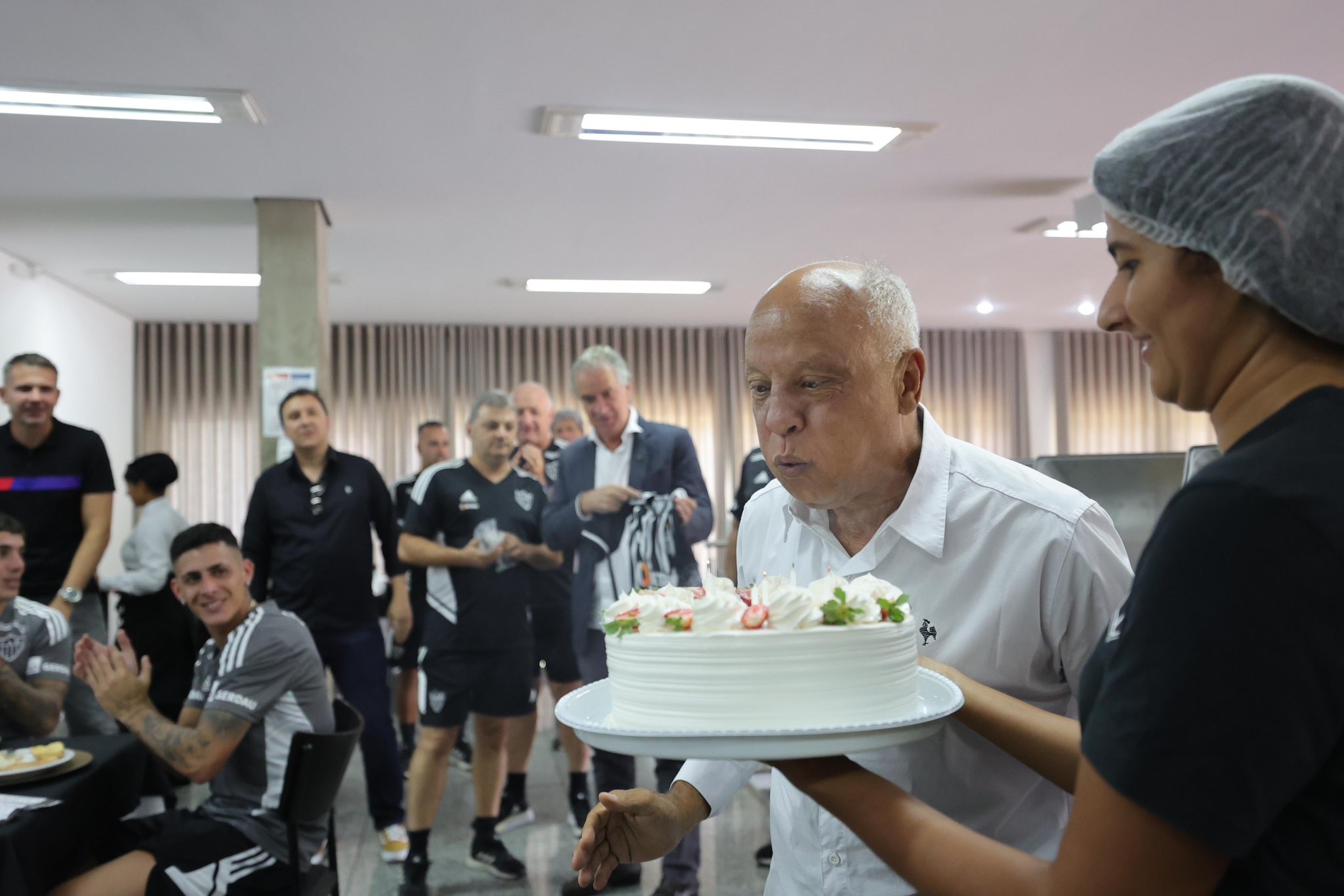 Ídolo do Atlético-MG, Reinaldo faz 67 anos e ganha festa surpresa com ...