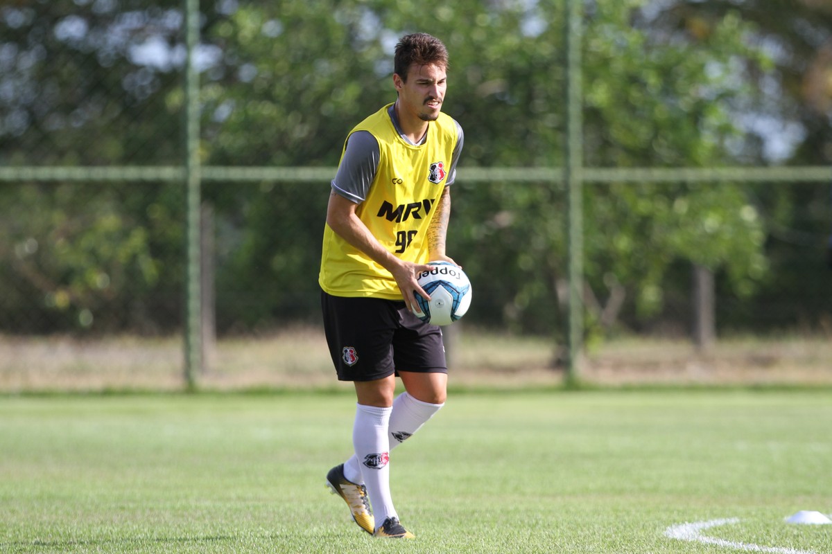 Após cinco jogos fora, Arthur Rezende aparece como opção no Santa Cruz ...