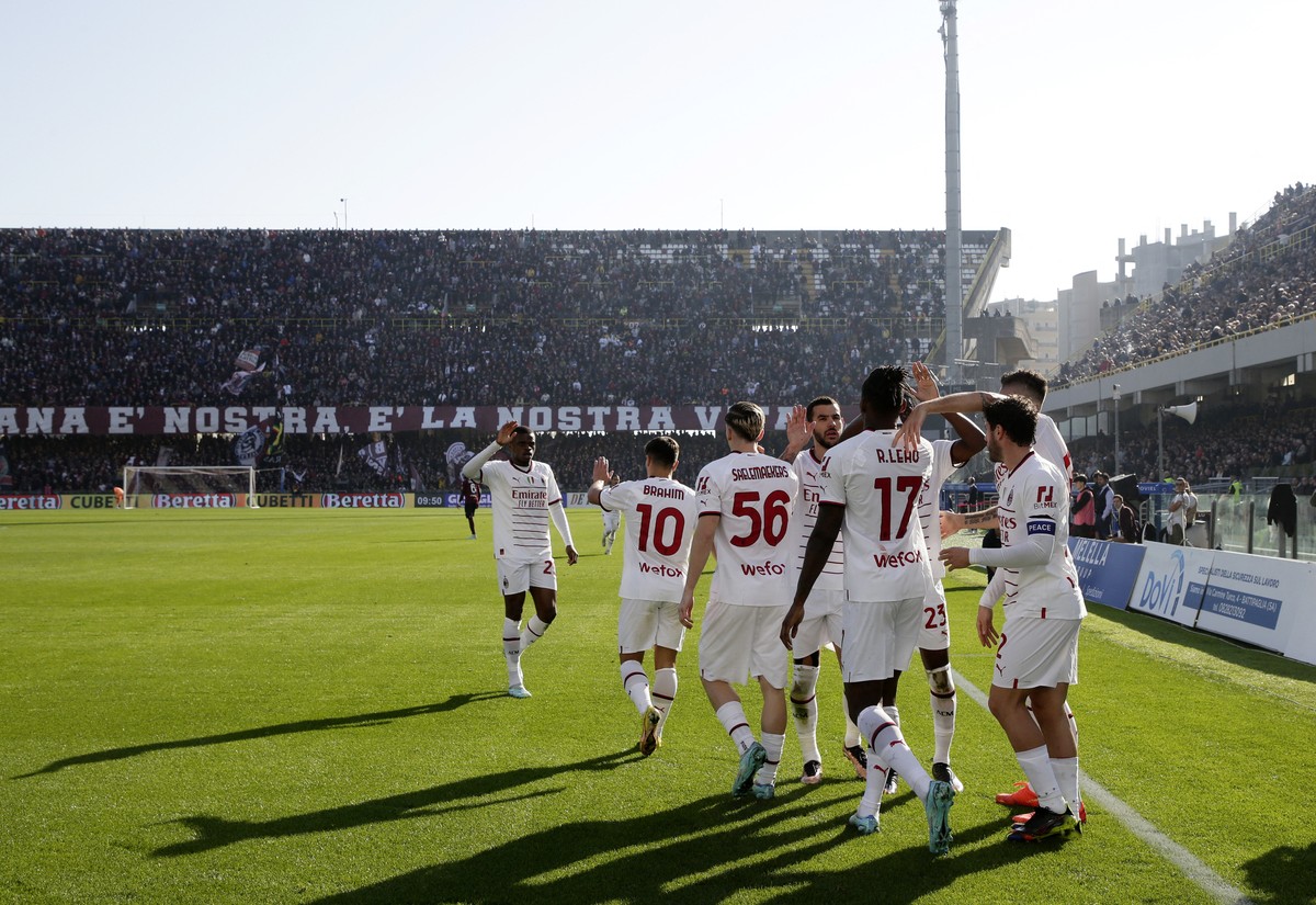 Com homenagem a Pelé, Milan vence Salernitana na volta do Italiano ...