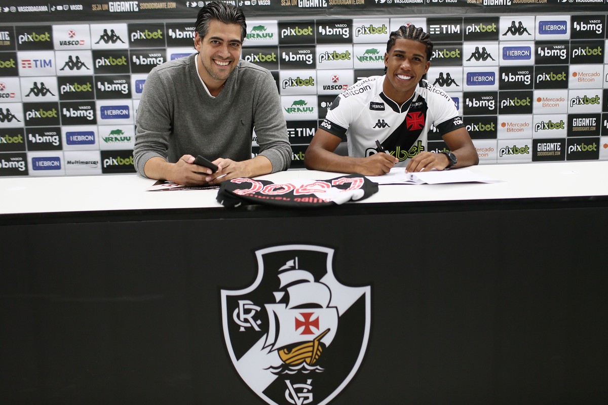 Andrey Santos assina renovação de contrato com o Vasco | vasco | ge