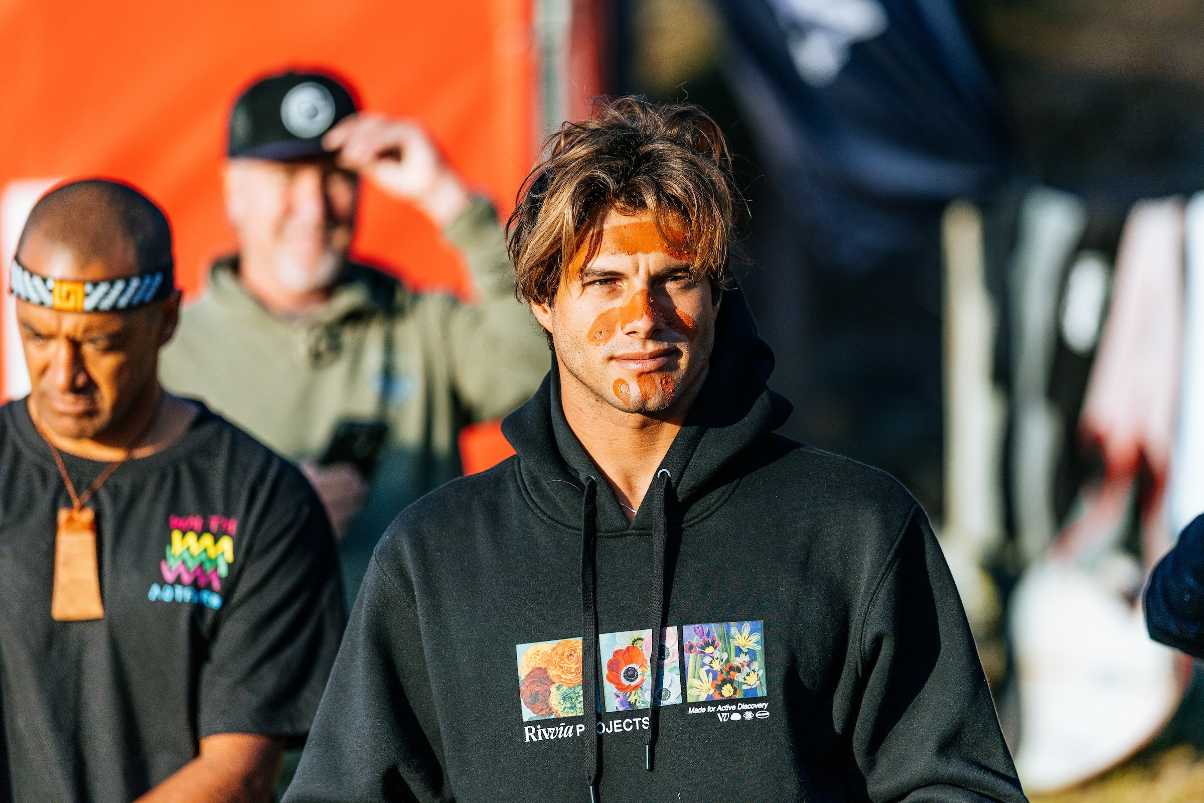 Calouro, Mateus Herdy surfa com astro Kelly Slater em treino para ...