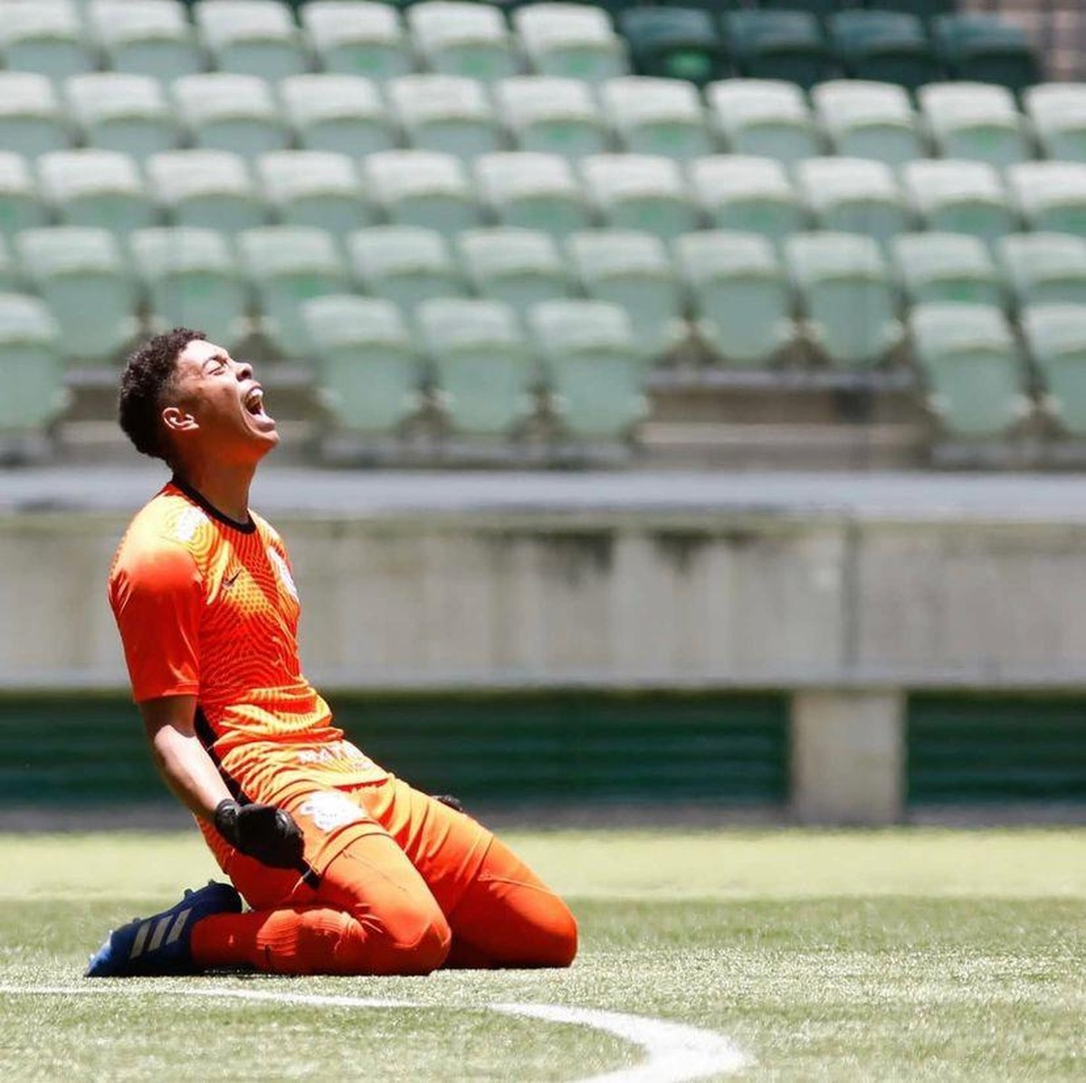 De atacante castigado a pegador de pênaltis: conheça Kauê, goleiro do ...
