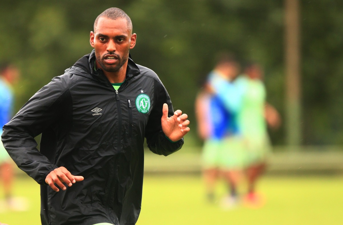 Douglas inicia adaptação ao gramado e anima por retorno na Chape ...