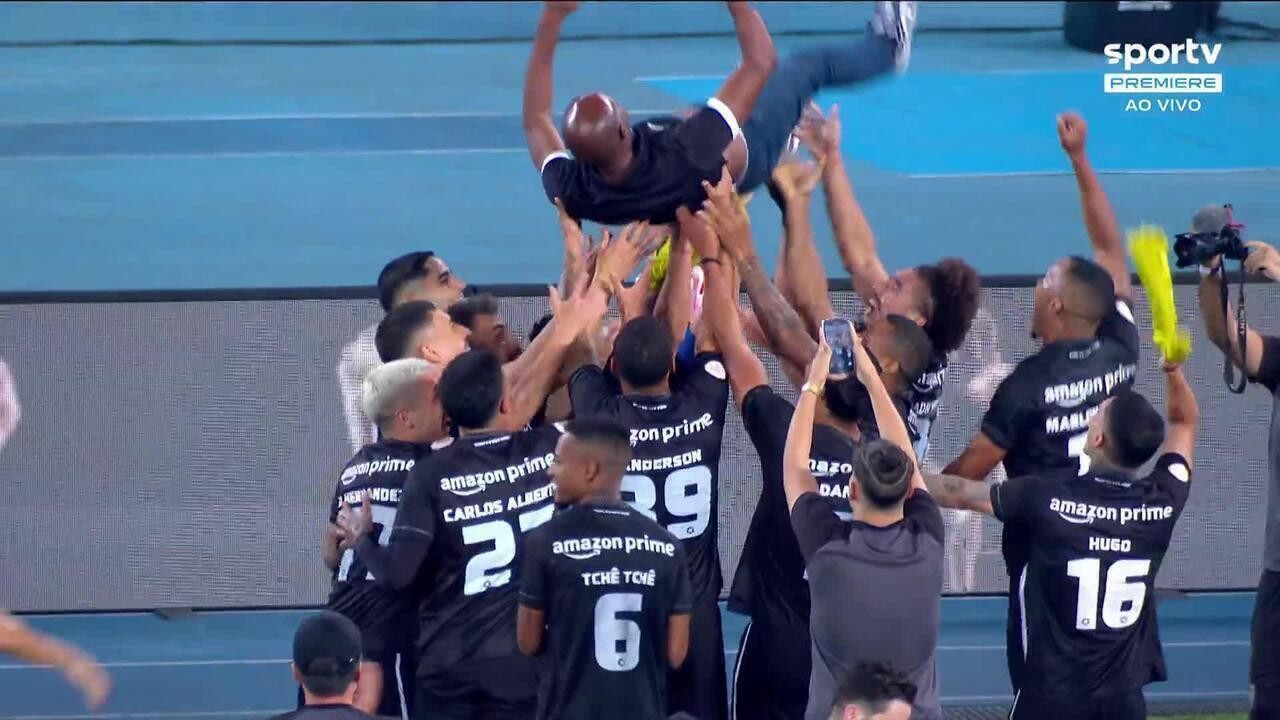 Jogadores do Botafogo jogam Caçapa para o alto e fazem festa com a ...