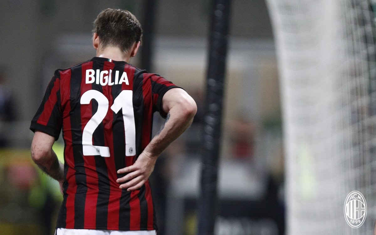 Problema para a Copa? Biglia fratura duas vértebras na derrota do Milan ...