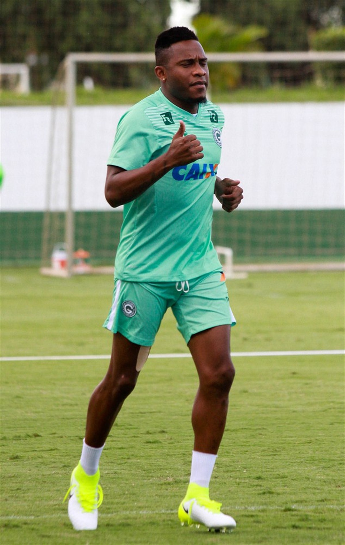 Sem acordo para rescindir contrato, volante Willians volta a treinar no ...
