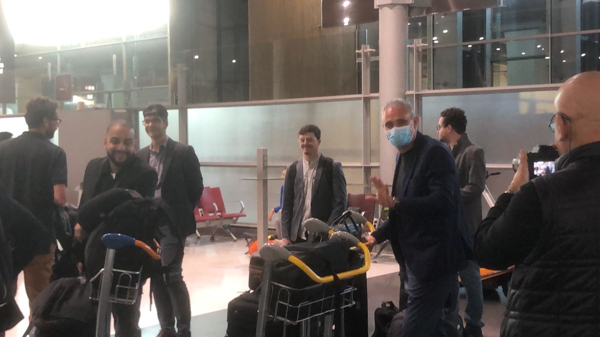 Tite, Richarlison e Renan Lodi desembarcam em Paris para amistosos da ...