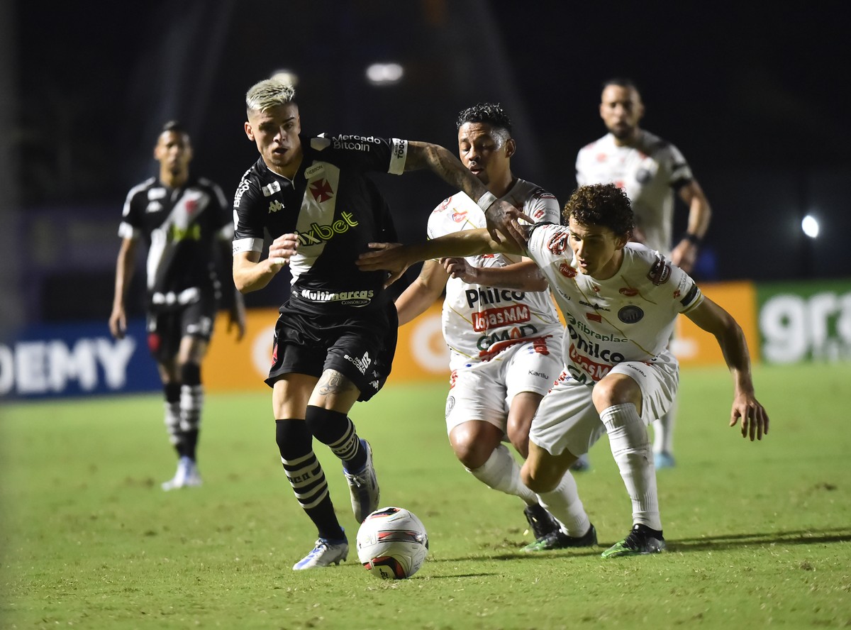 Gabriel Pec celebra três anos como profissional no Vasco: "Sorri ...