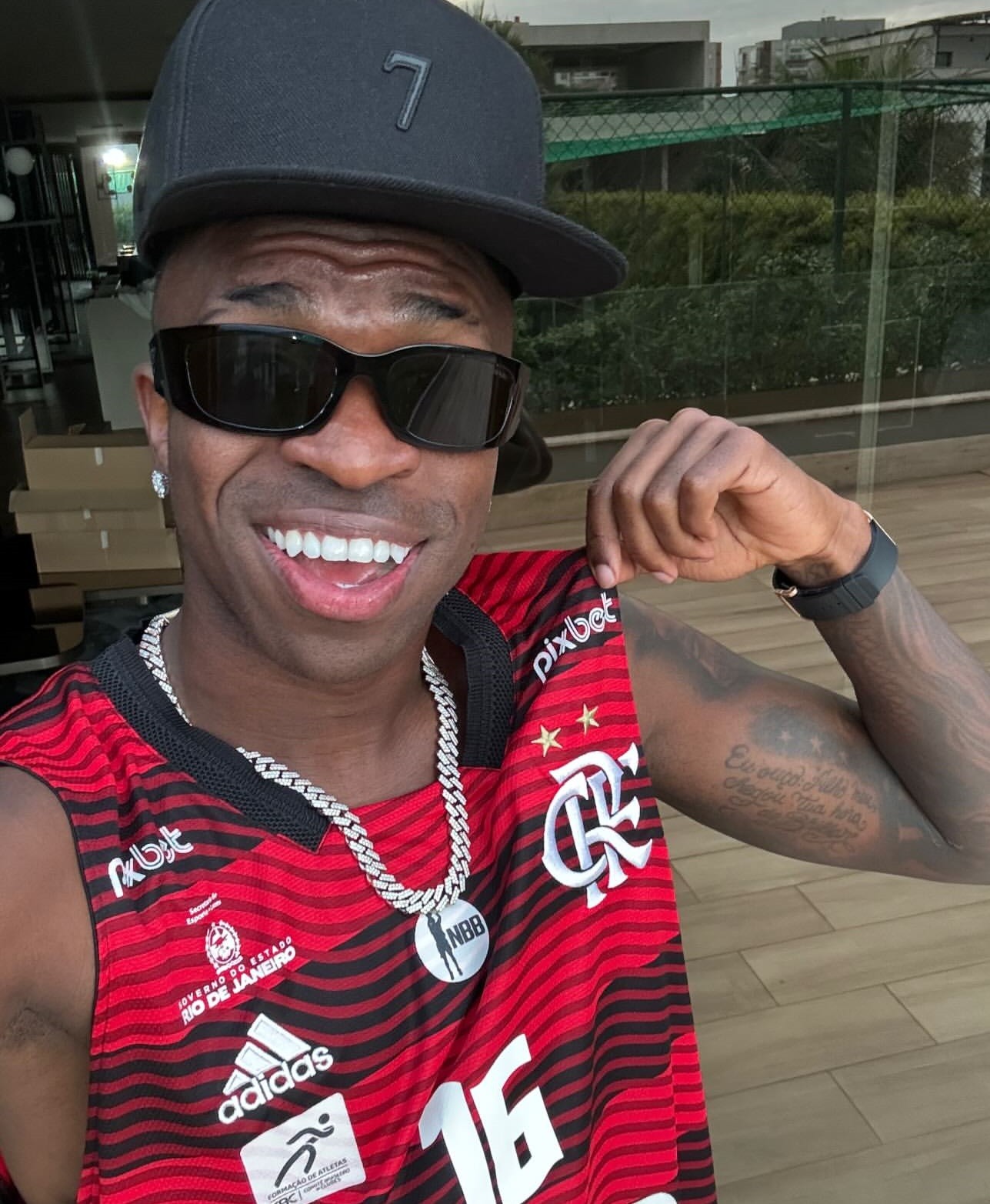 Vini Jr. veste camisa do Flamengo e comemora título da Copa do Brasil | Ge