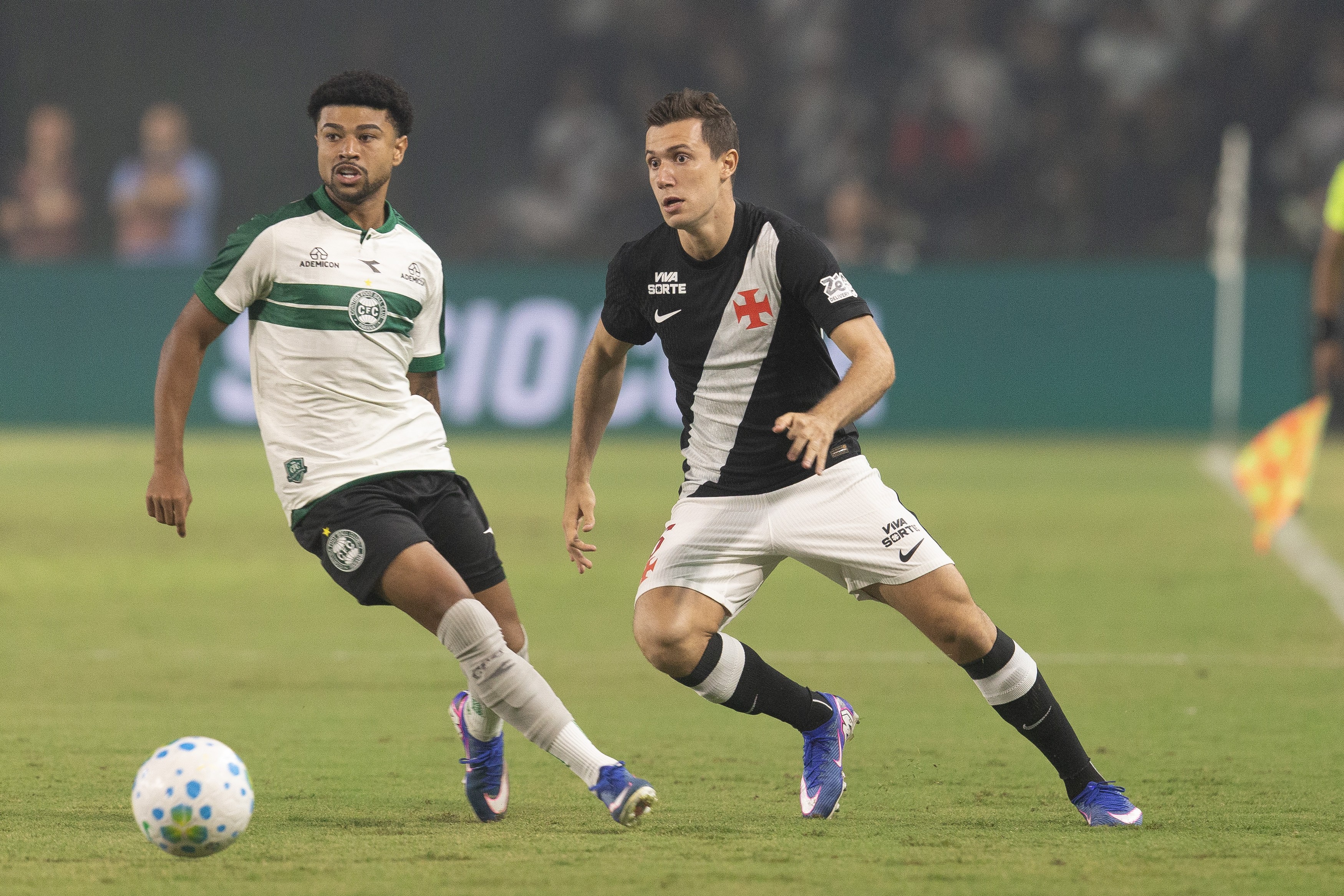 Lucas Piton volta ao time titular do Vasco, que ganha opções nas ...