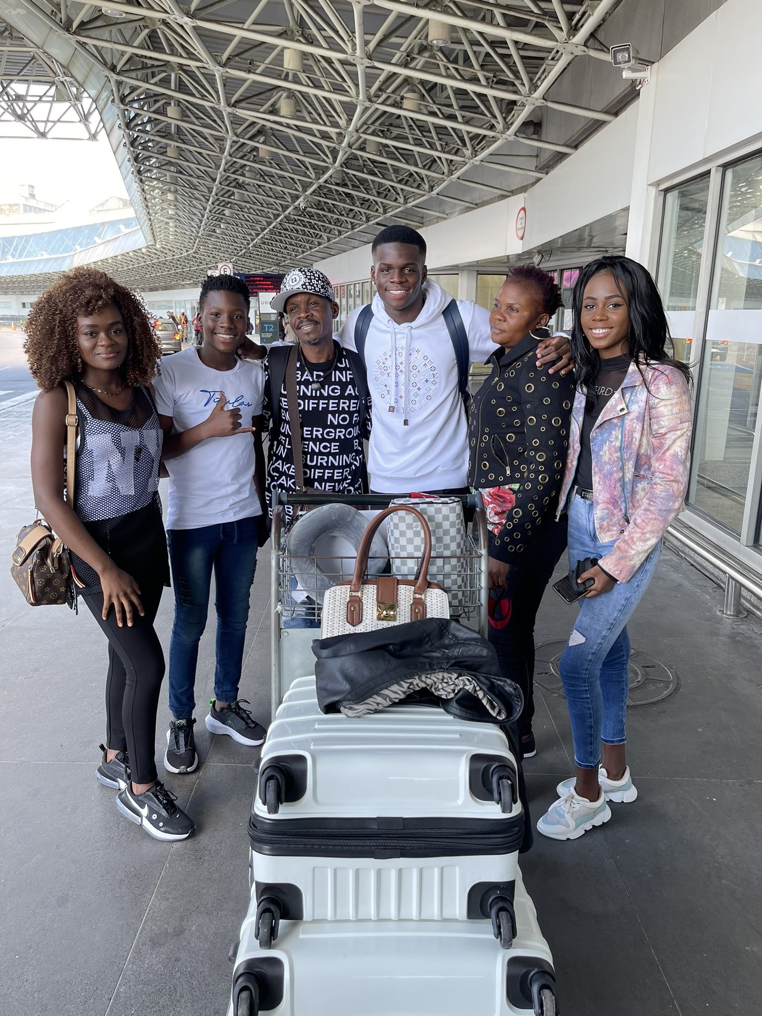 Liberado pelo Fluminense, Metinho embarca para França para se ...