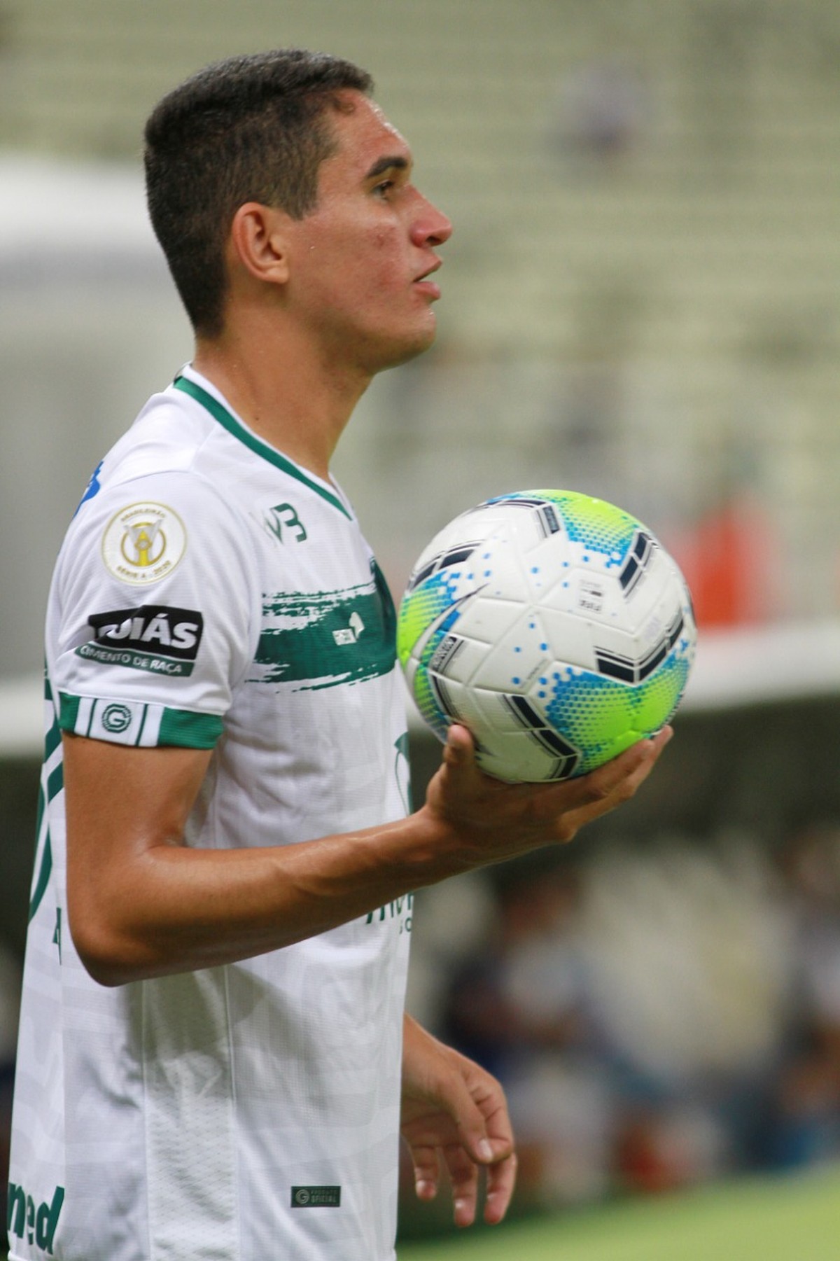 Lateral do Goiás, Taylon testa positivo para a Covid-19 | goiás | ge