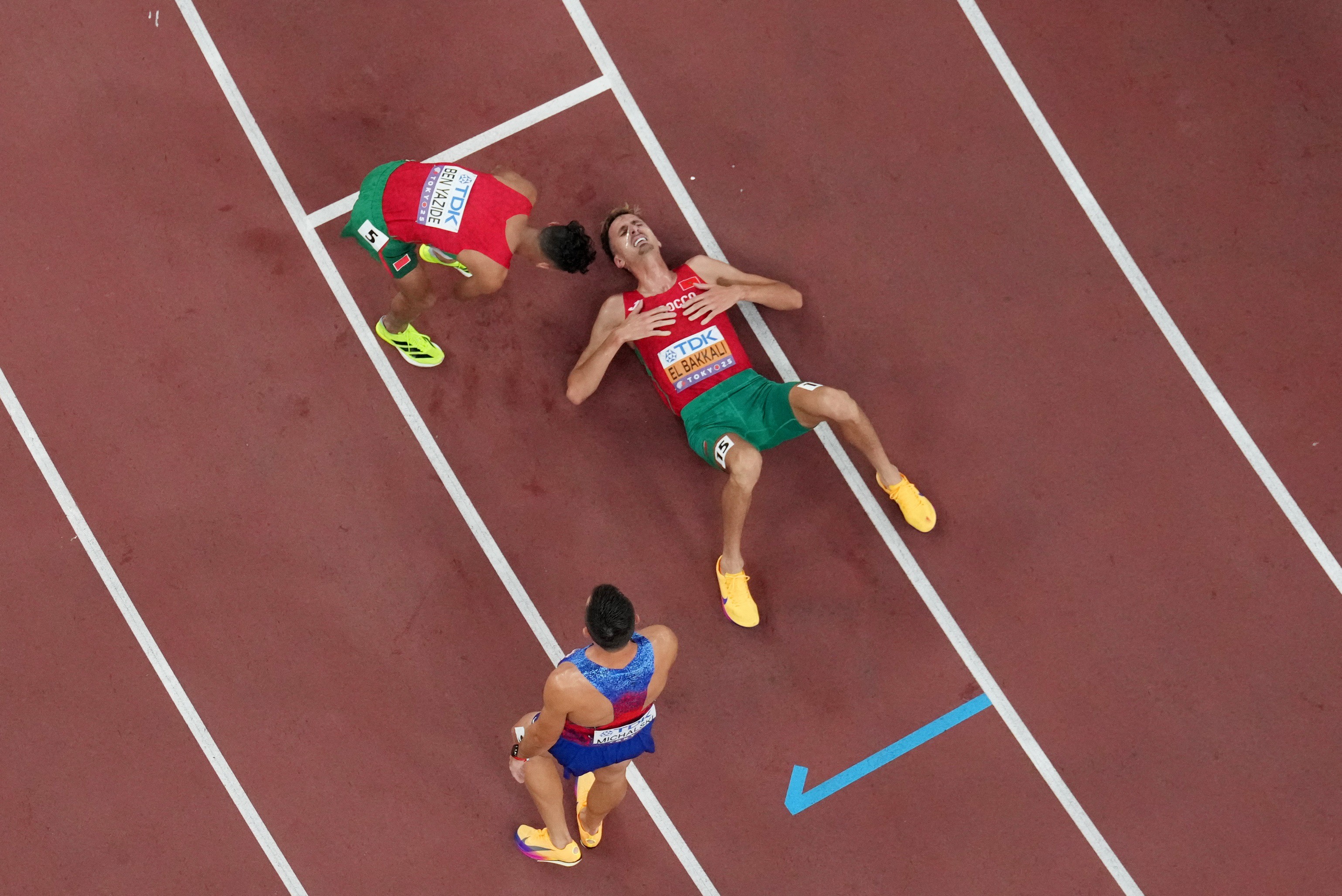 Marroquino desaba no choro ao perder ouro nos 3000m com obstáculos por centésimos; vídeo | Ge