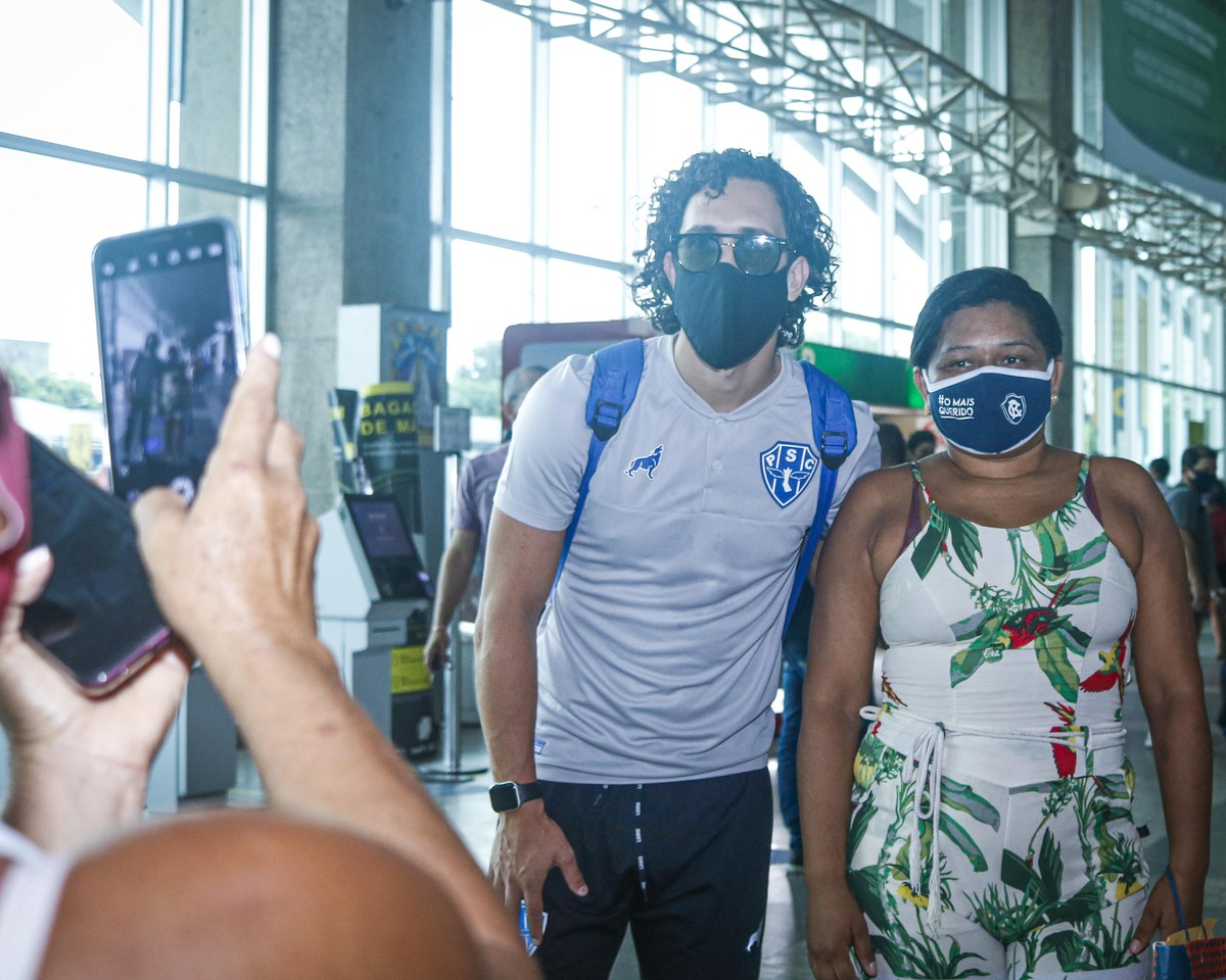 No embarque do Paysandu, torcedora do Remo aproveita para bater foto ...