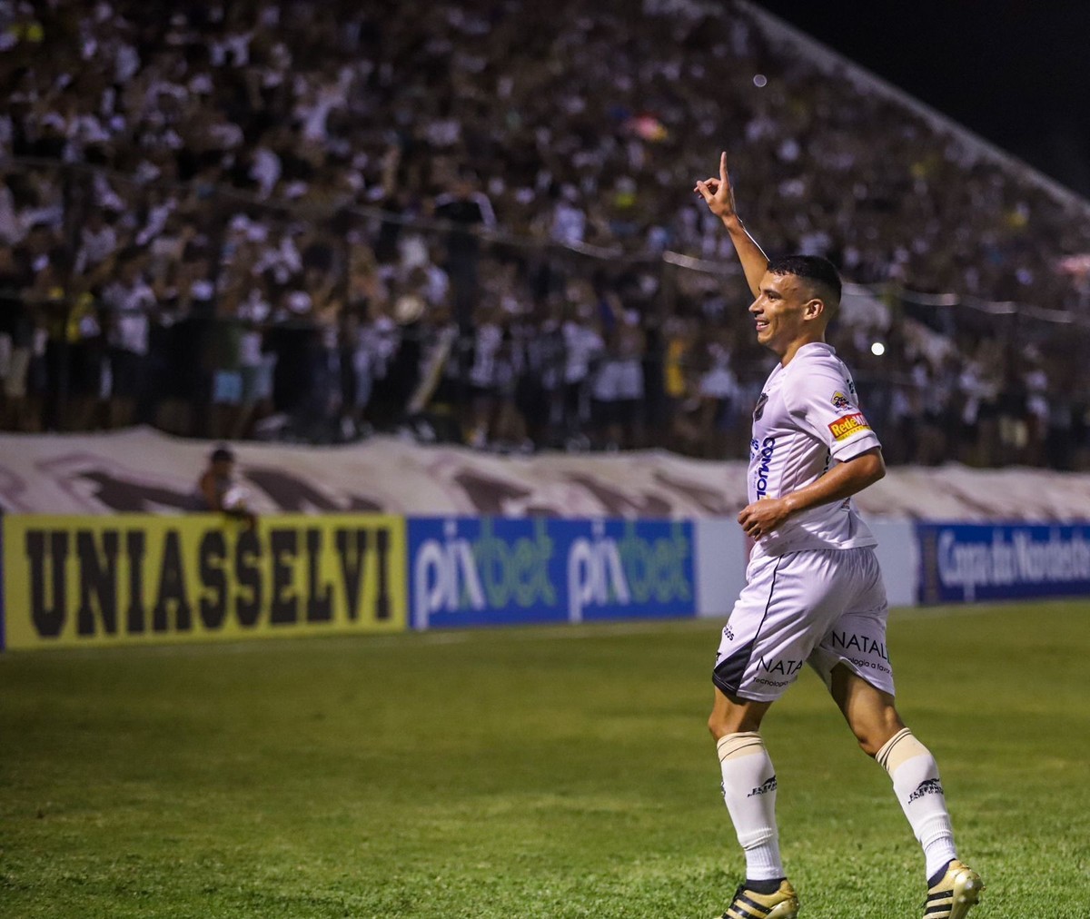 Volante do ABC comemora gol 