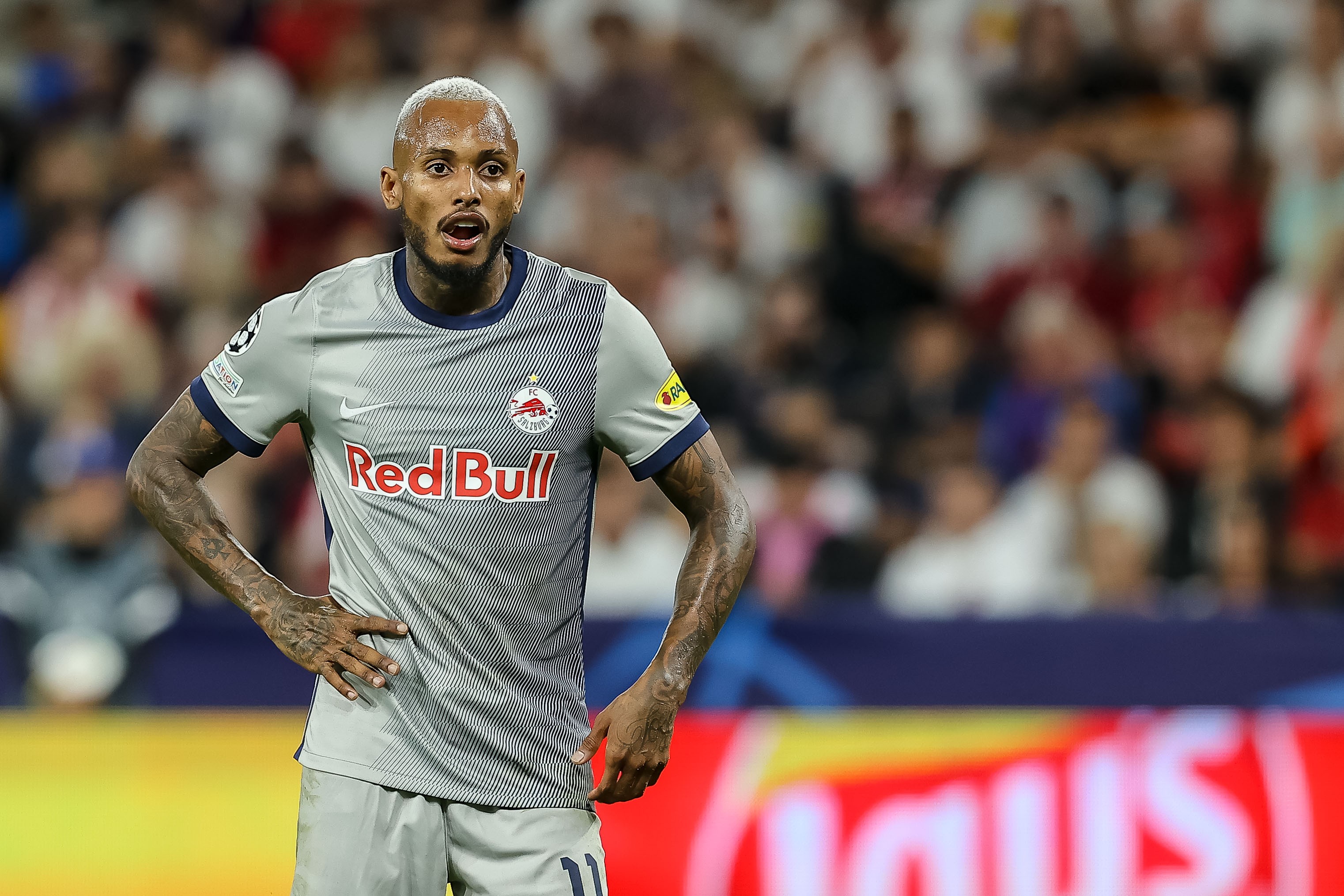 "Gosto de jogar de 9", diz atacante Fernando em apresentação no ...