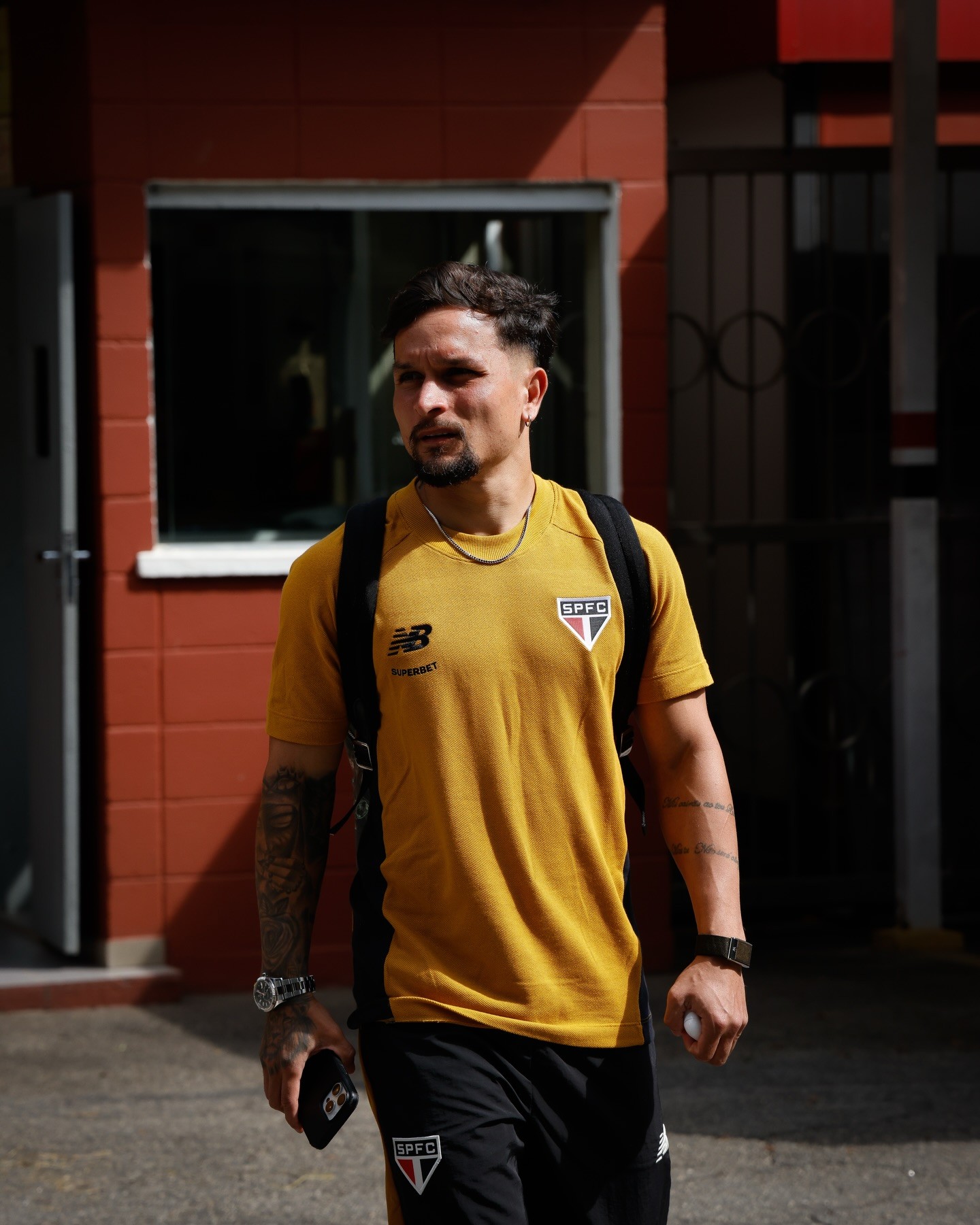 Artur pode ganhar vaga de Cauly e ser titular de cara no São Paulo | Ge