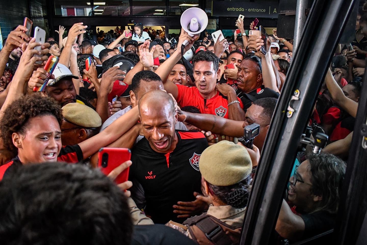 Rodrigão denuncia roubo de celular durante "aeronêgo" da torcida do ...
