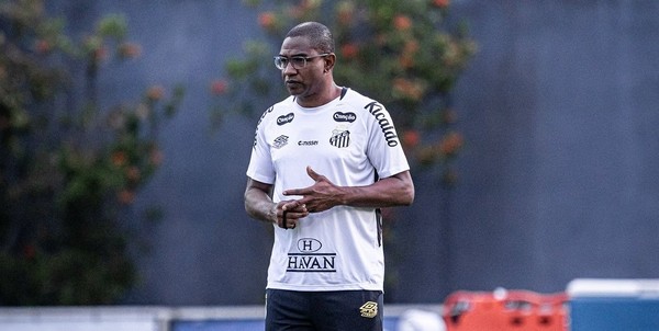 Santos inclui patrocinador em novo uniforme de treino com montagem e ...