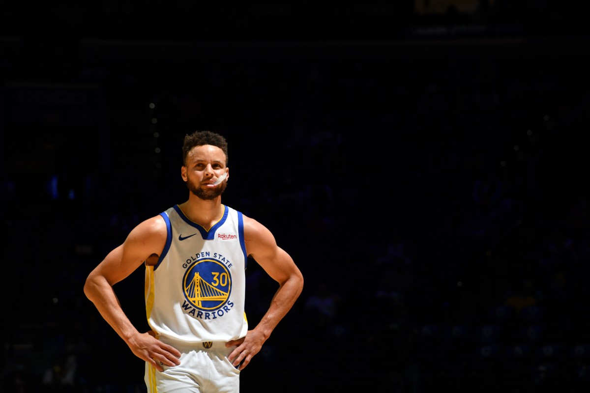 Curry bate três recordes em uma semana e supera Kobe e Chamberlain ...