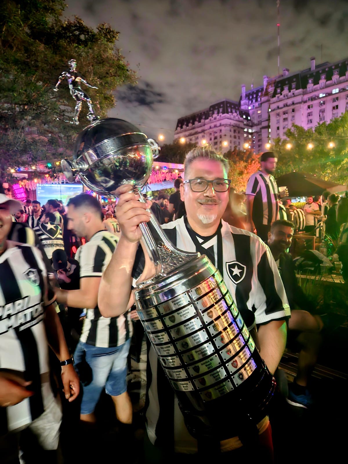 Torcedor chileno dribla distância e mantém de longe a paixão pelo ...