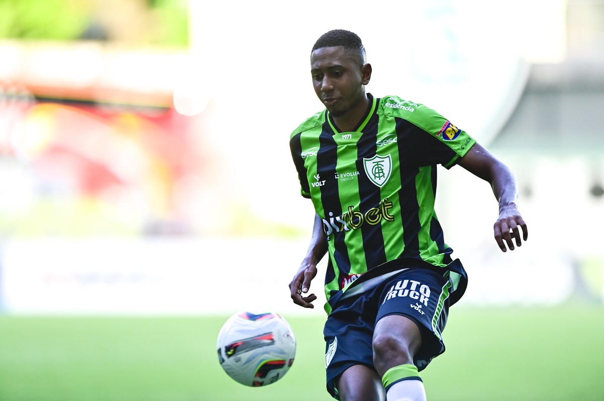 Central contrata lateral-esquerdo formado na base do América-MG ...