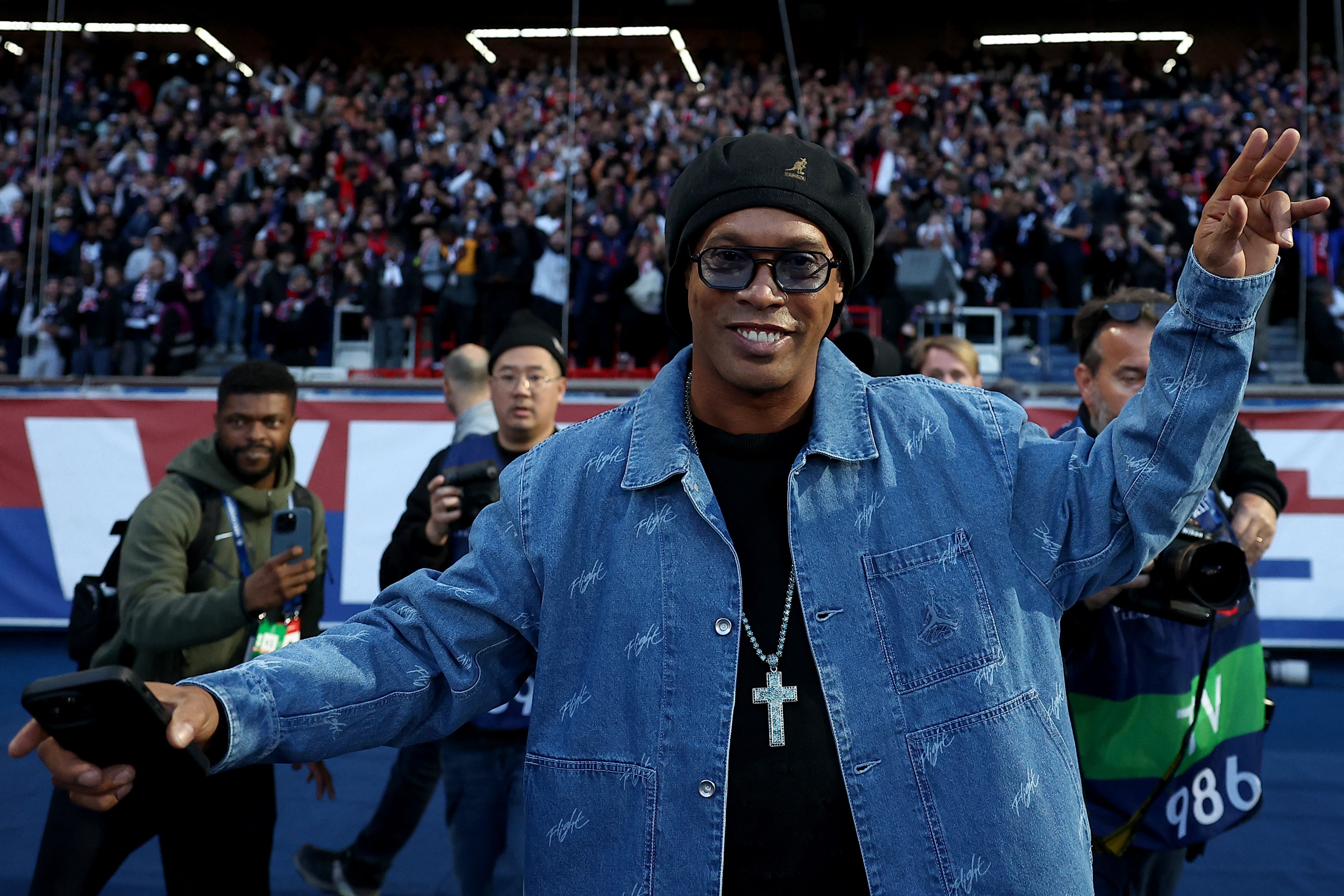 Ronaldinho Gaúcho leva torcedores à loucura em PSG x Barcelona na ...