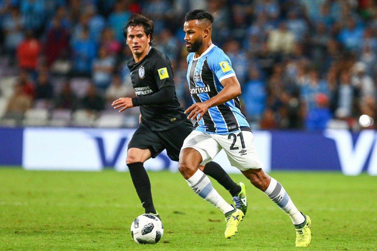 Sem acerto, Fernandinho recebe proposta do futebol chinês e deve deixar ...