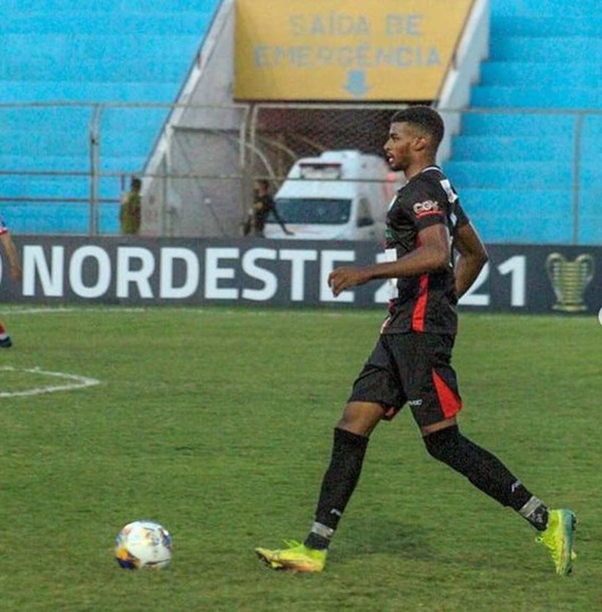 Zagueiro estreia no time profissional do Salgueiro após cinco anos sem ...