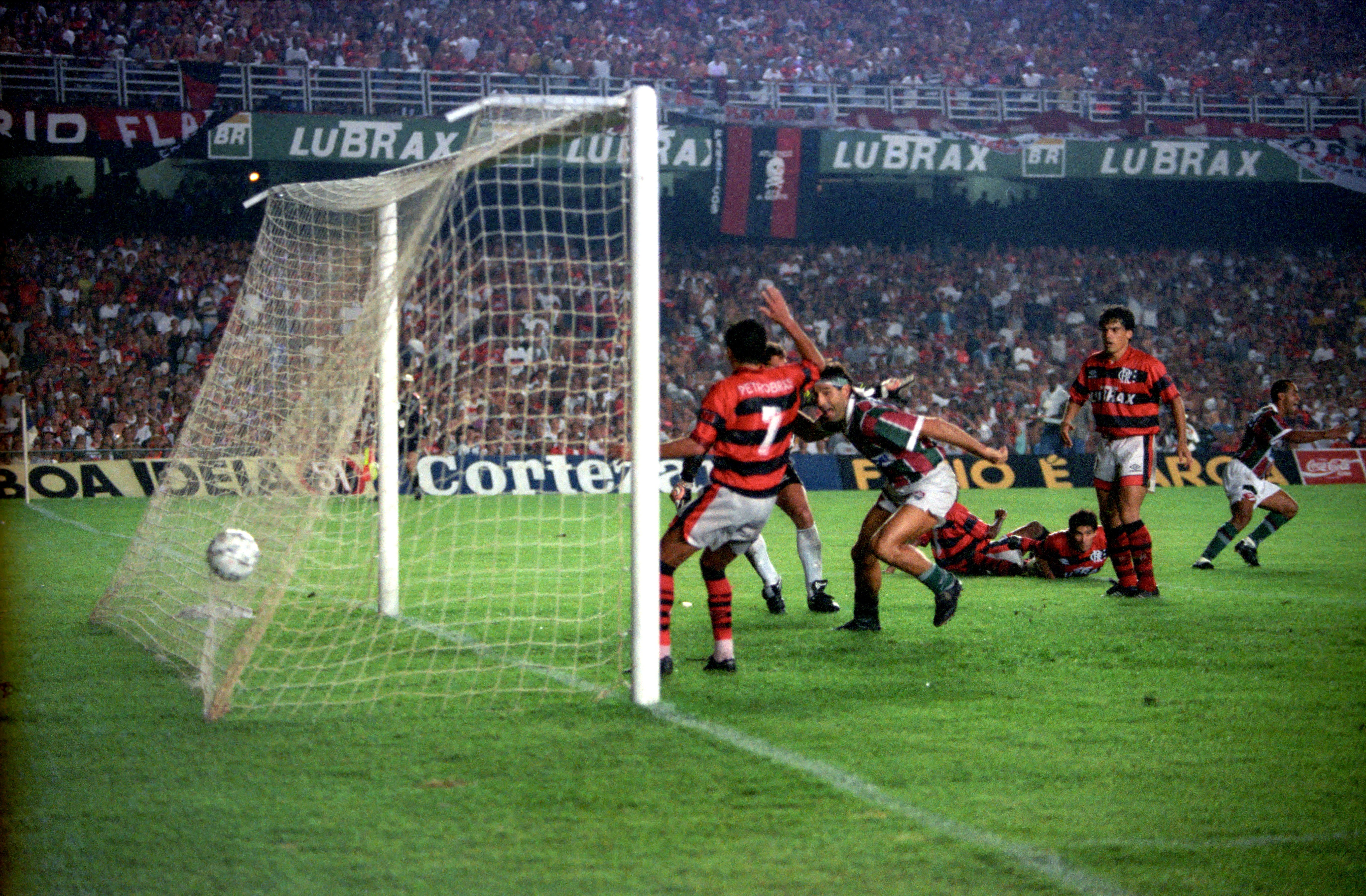 Há 30 anos, Fluminense vencia o Flamengo com gol de barriga de Renato ...