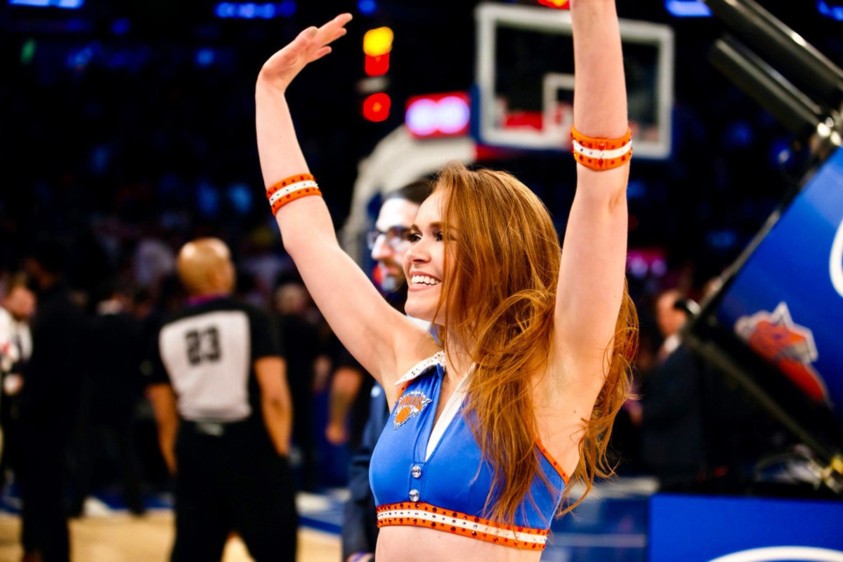 Cheerleader do NY Knicks atua como enfermeira na linha de frente contra ...