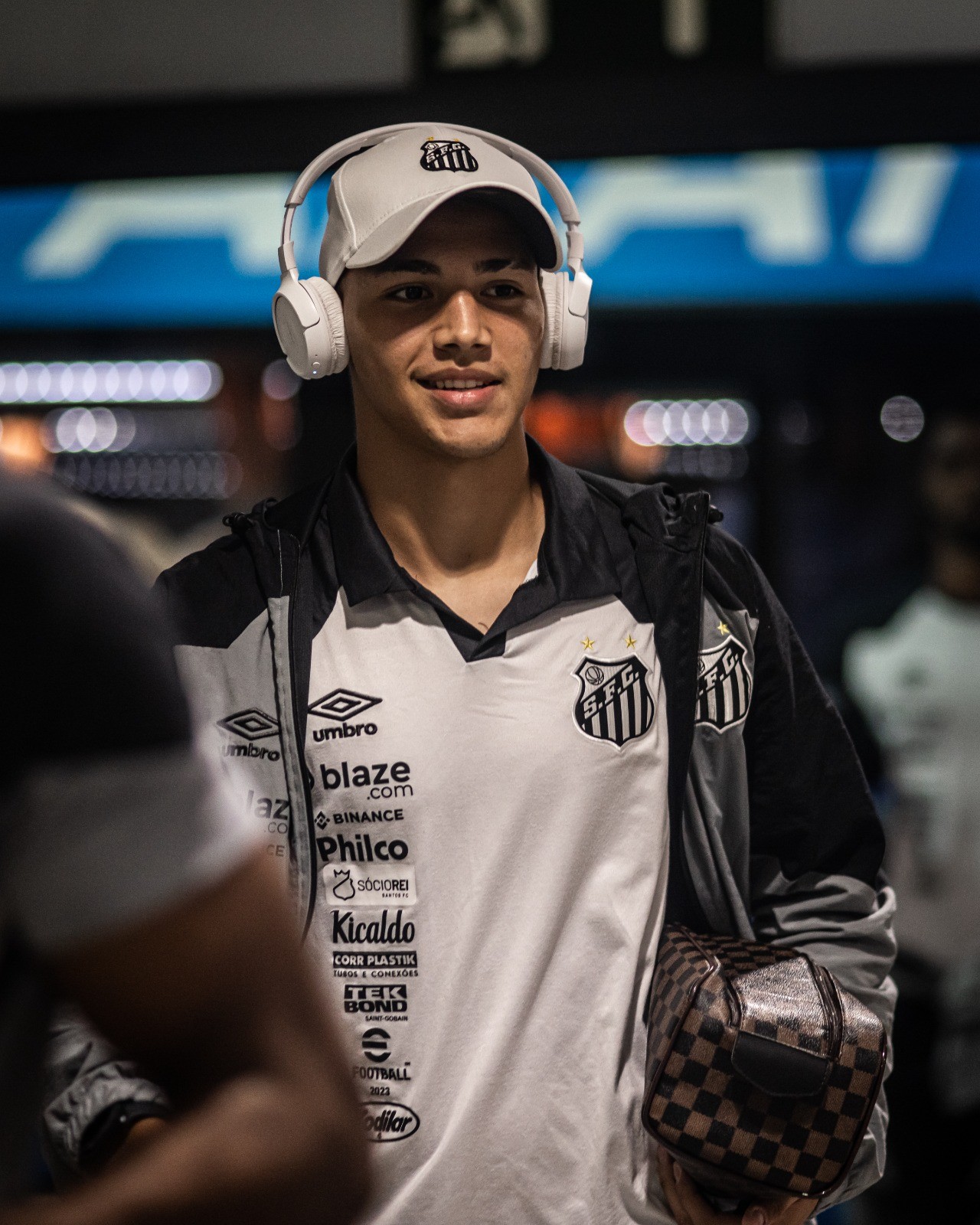 Santos se acerta com Chelsea e aguarda Deivid Washington após disputa ...