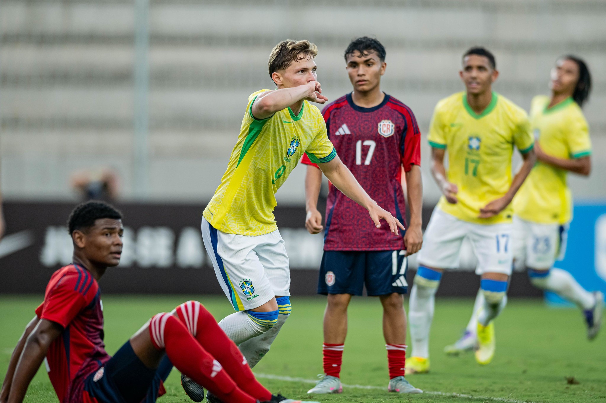 Brasil goleia a Costa Rica em amistoso Sub-17 disputado em Santa ...