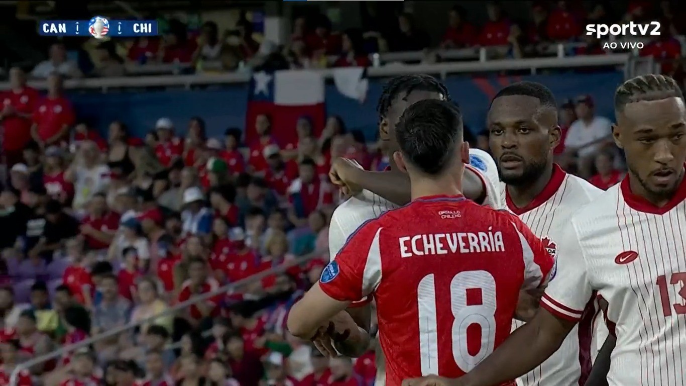Zagueiro do Canadá acerta cotovelada em chileno, mas VAR não chama ...