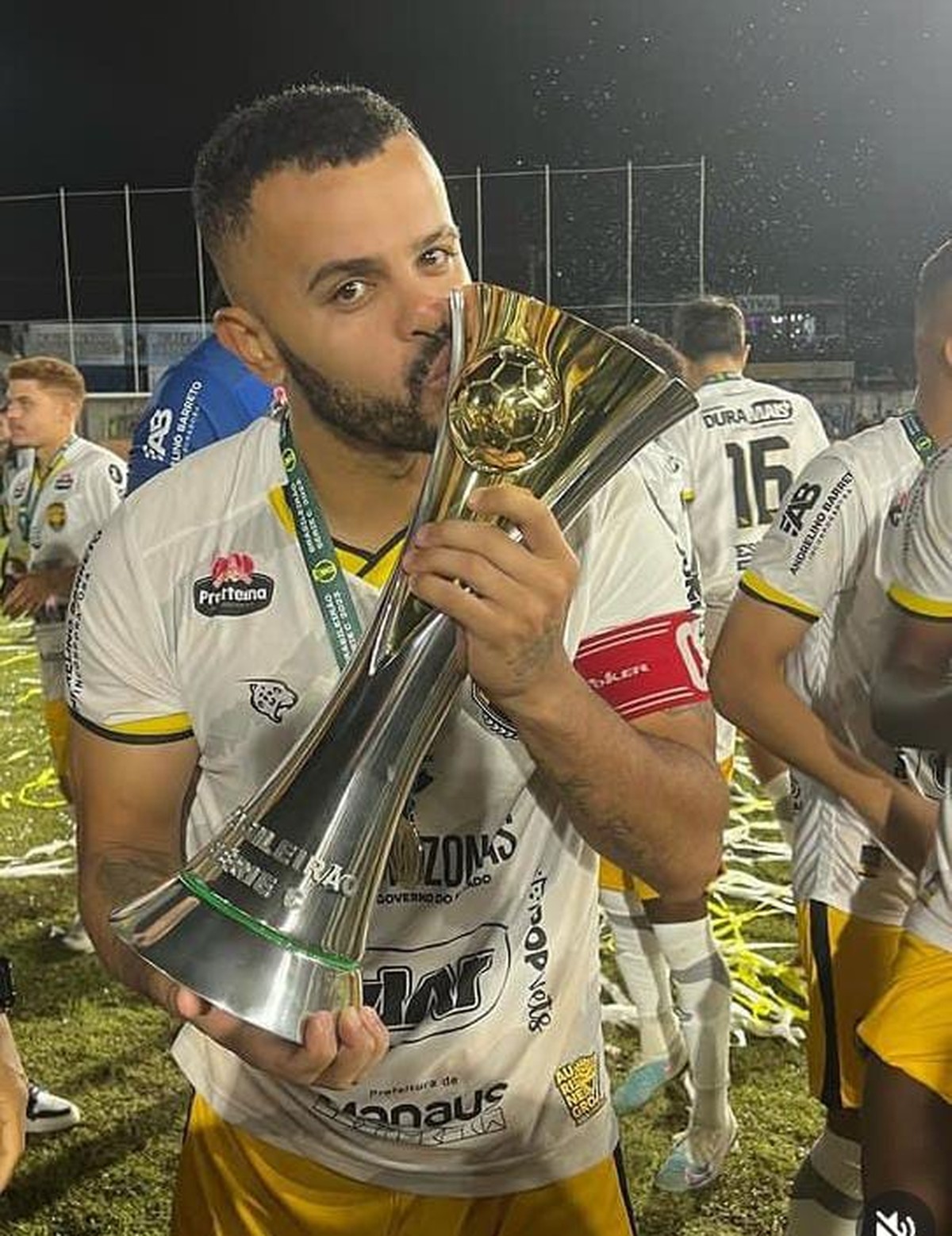 O camisa 10 fica! Maior jogador da historia do Amazonas, Tavares renova ...